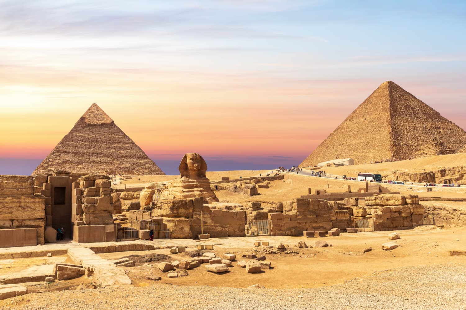 A TRAVEL GUIDE TO VISITING THE SEVEN WONDERS OF THE WORLD: Tips and ...
