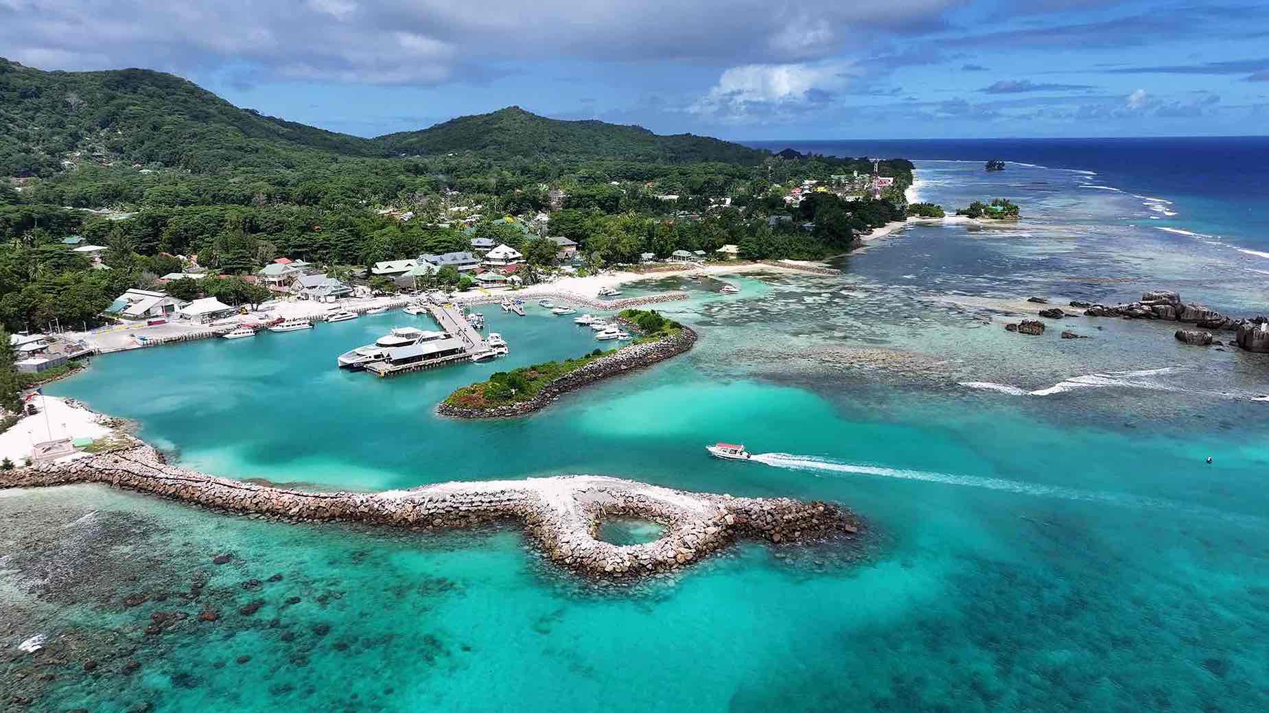 5 MOST BEAUTIFUL DESTINATIONS TO VISIT IN DECEMBER | Travelbeta Blog