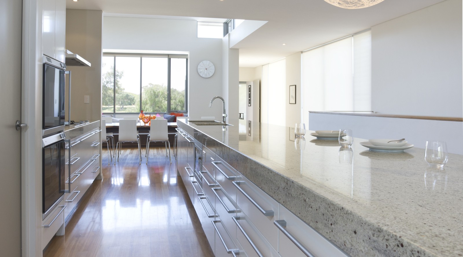 Contemporary kitchen with views in two directions | Trends