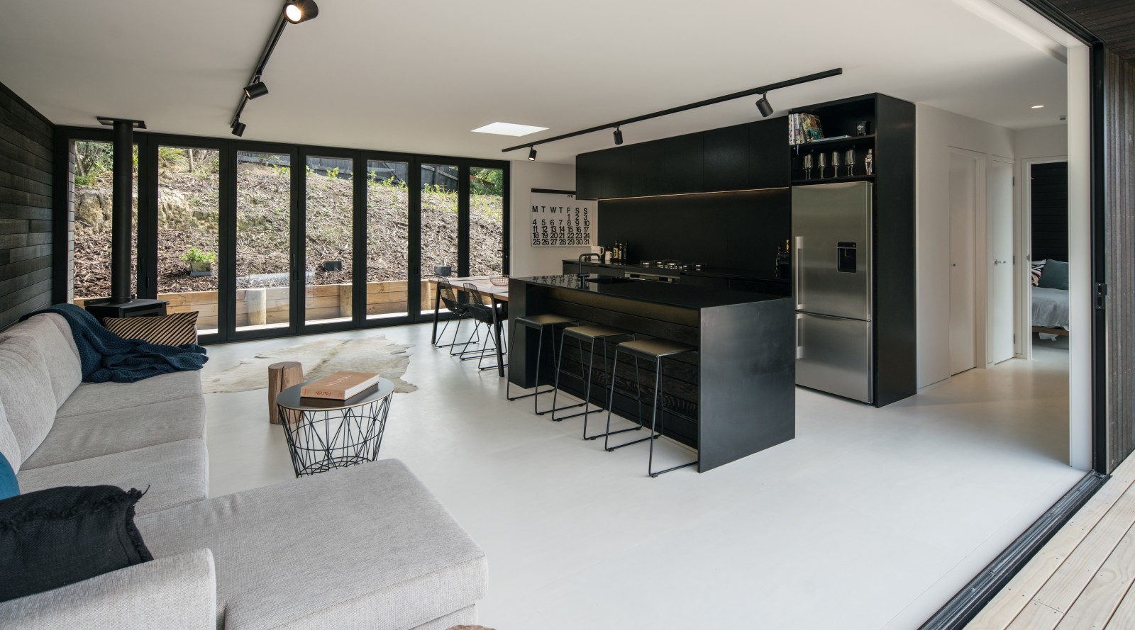 Black minimalist kitchen in compact holiday home | Trends