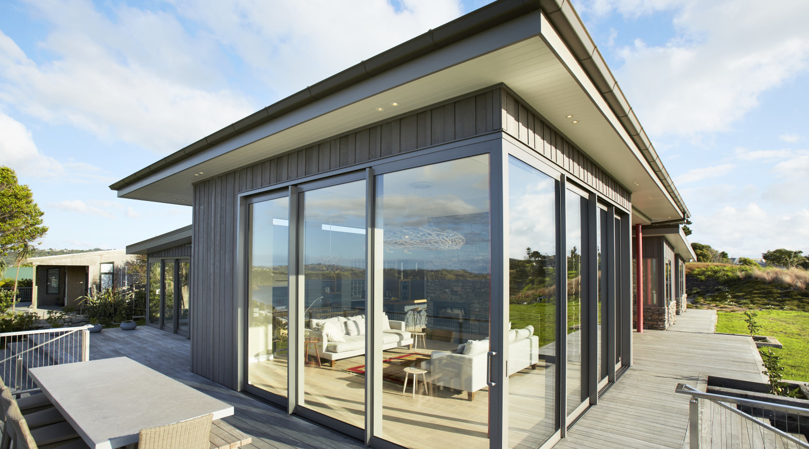 Wall-size corner sliding glass panels merge… | Trends