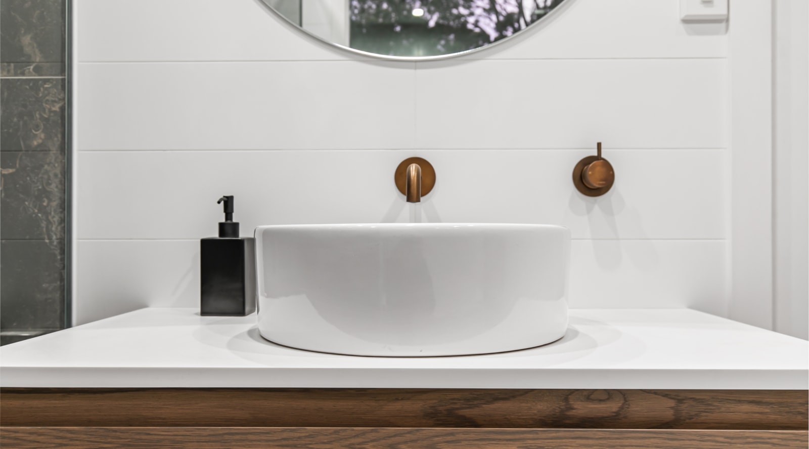 Perfect marriage – modern basin/classic tapware | Trends