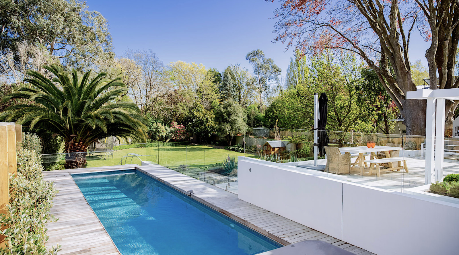 Landscaping nestles home into setting in several… | Trends