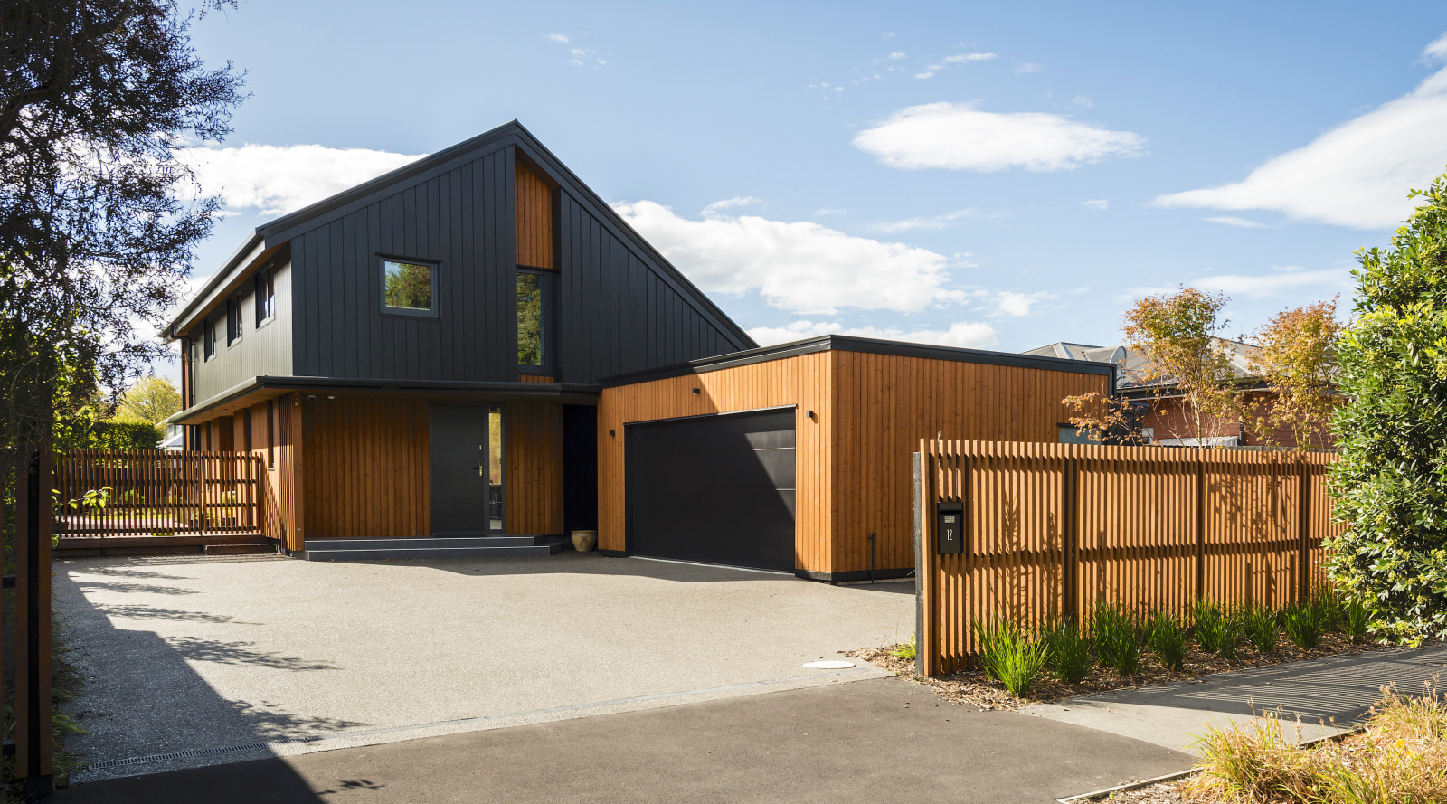 Two-tone cladding sets home apart | Trends