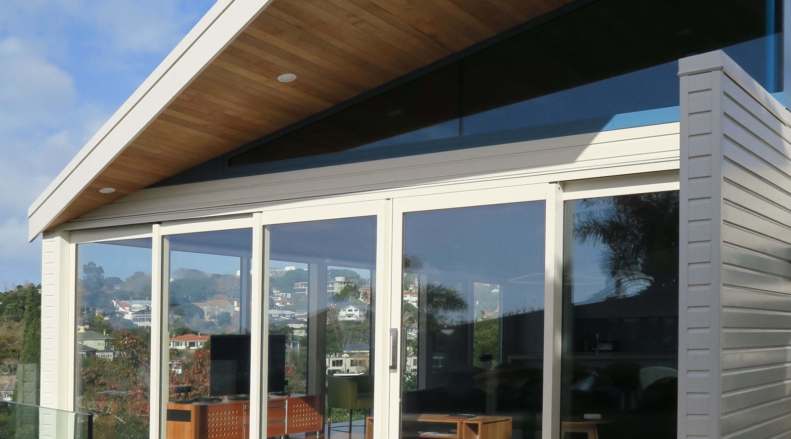 A clerestory window runs the length of this home,… | Trends