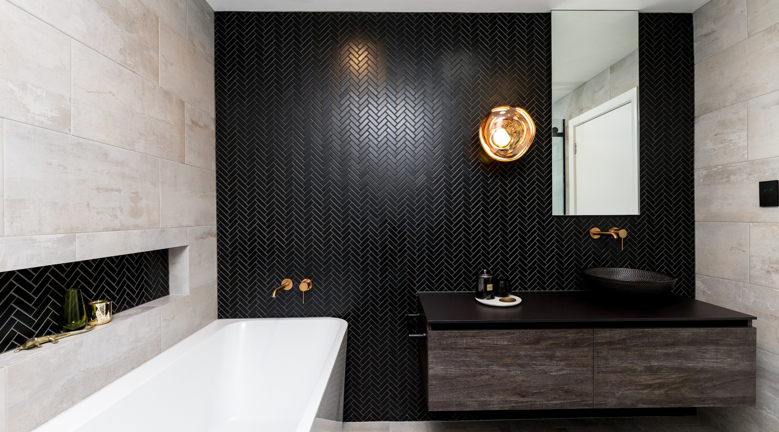 Simple yet dramatic bathroom | Trends