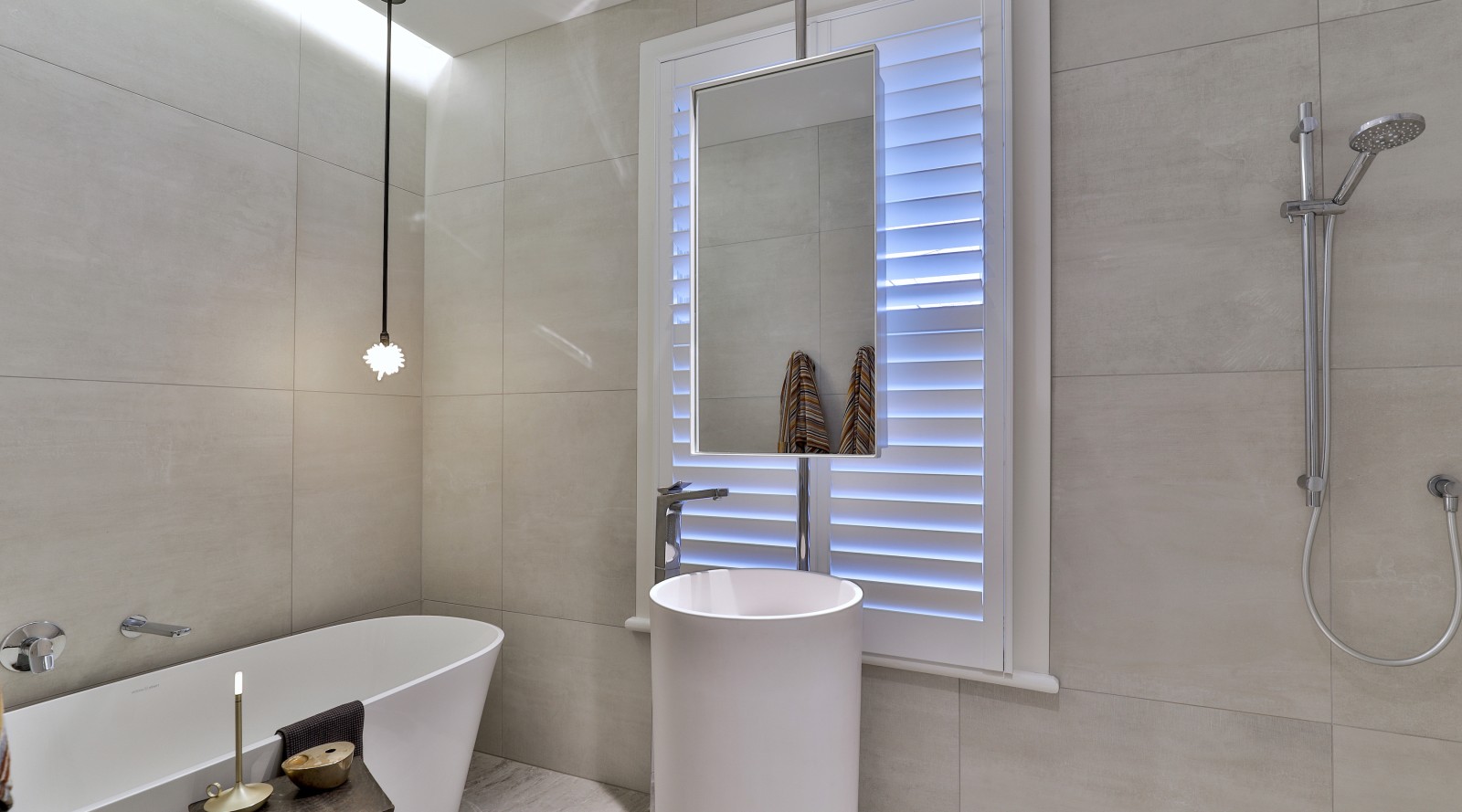 Standing basin by window saves space | Trends