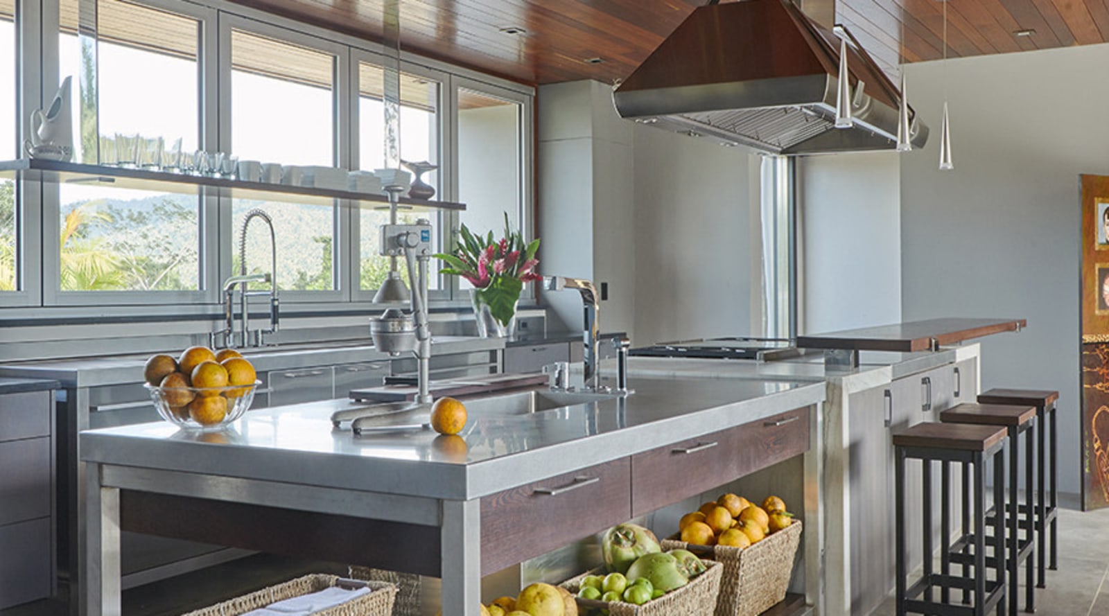 Individualistic kitchen design provides seamless… | Trends