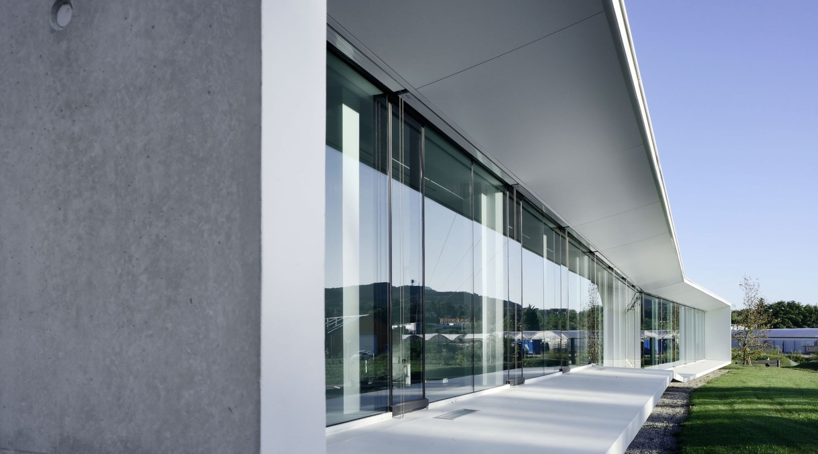 New concrete slab office is open and minimalist | Trends