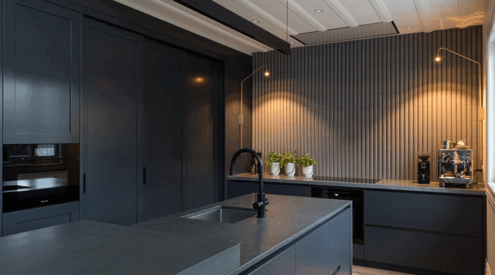Behind closed door kitchen functionality | Trends