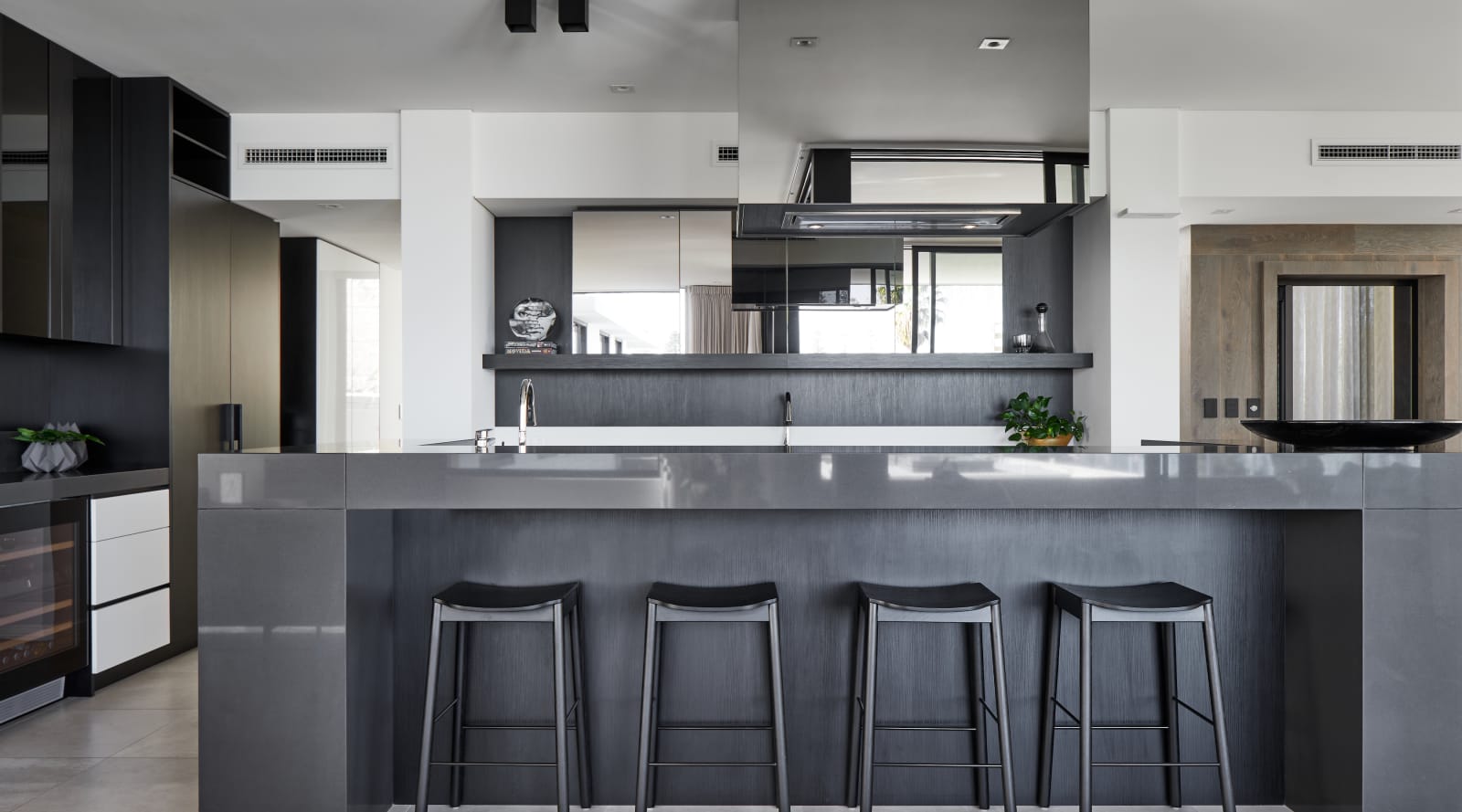 Dark, solid-look kitchen | Trends