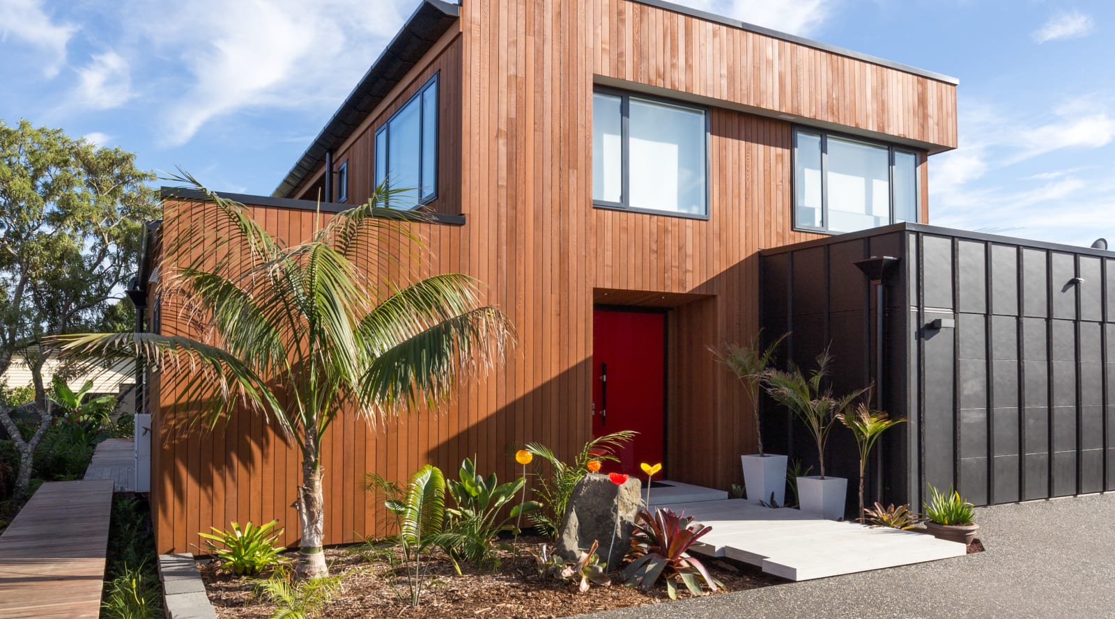 New home with two-tone cladding and connection to… | Trends