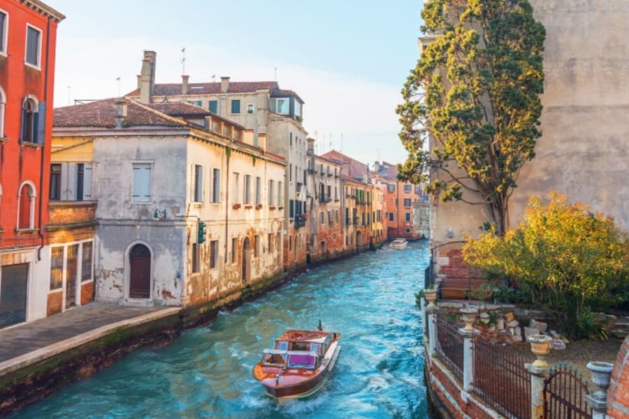 Italy in August: Sizzling Sunshine and Vibrant Celebrations - Triplou