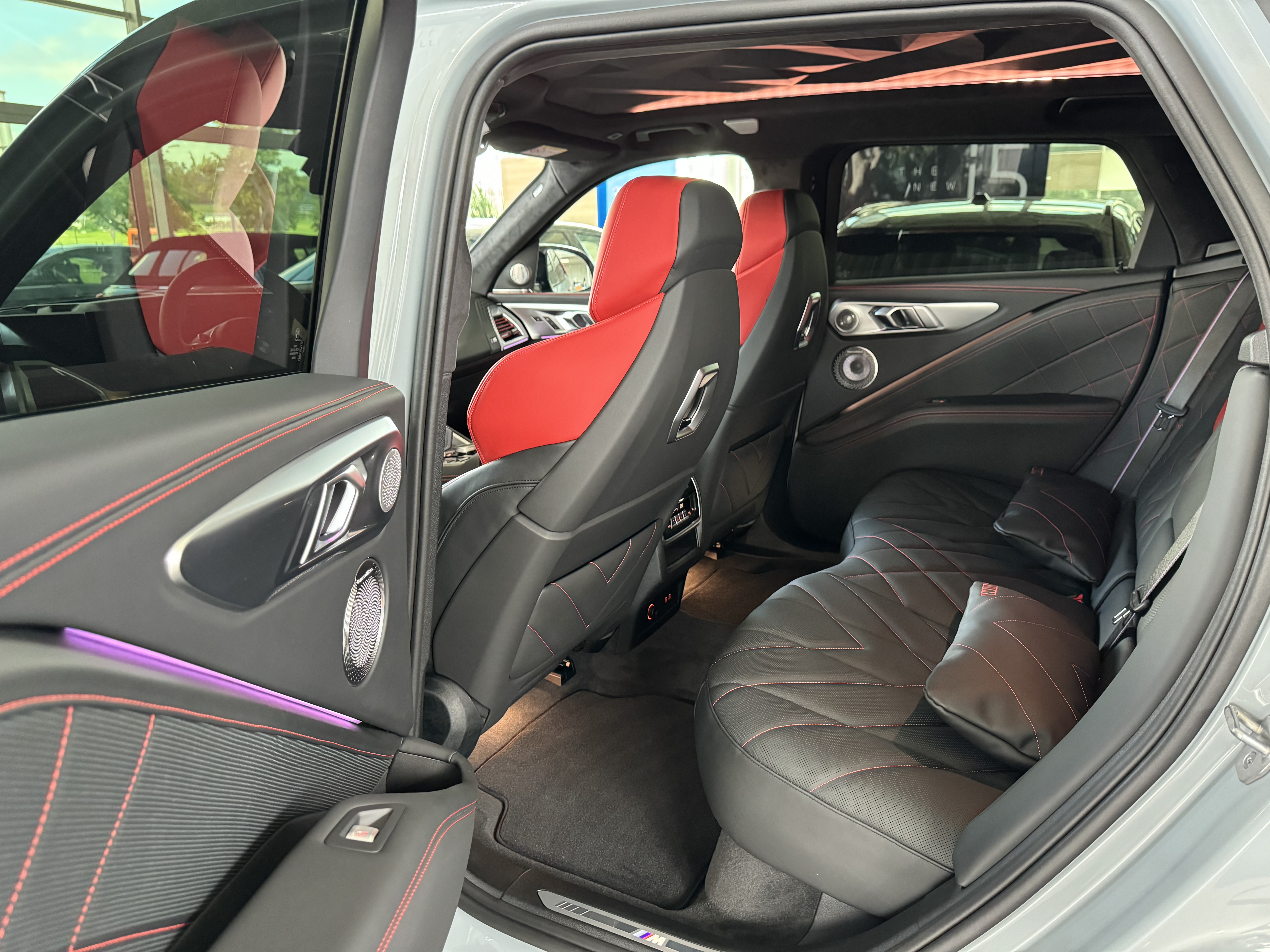 Louez un BMW XM M Red Label à Europe – SUV Hybride Surpuissant et Exclusif