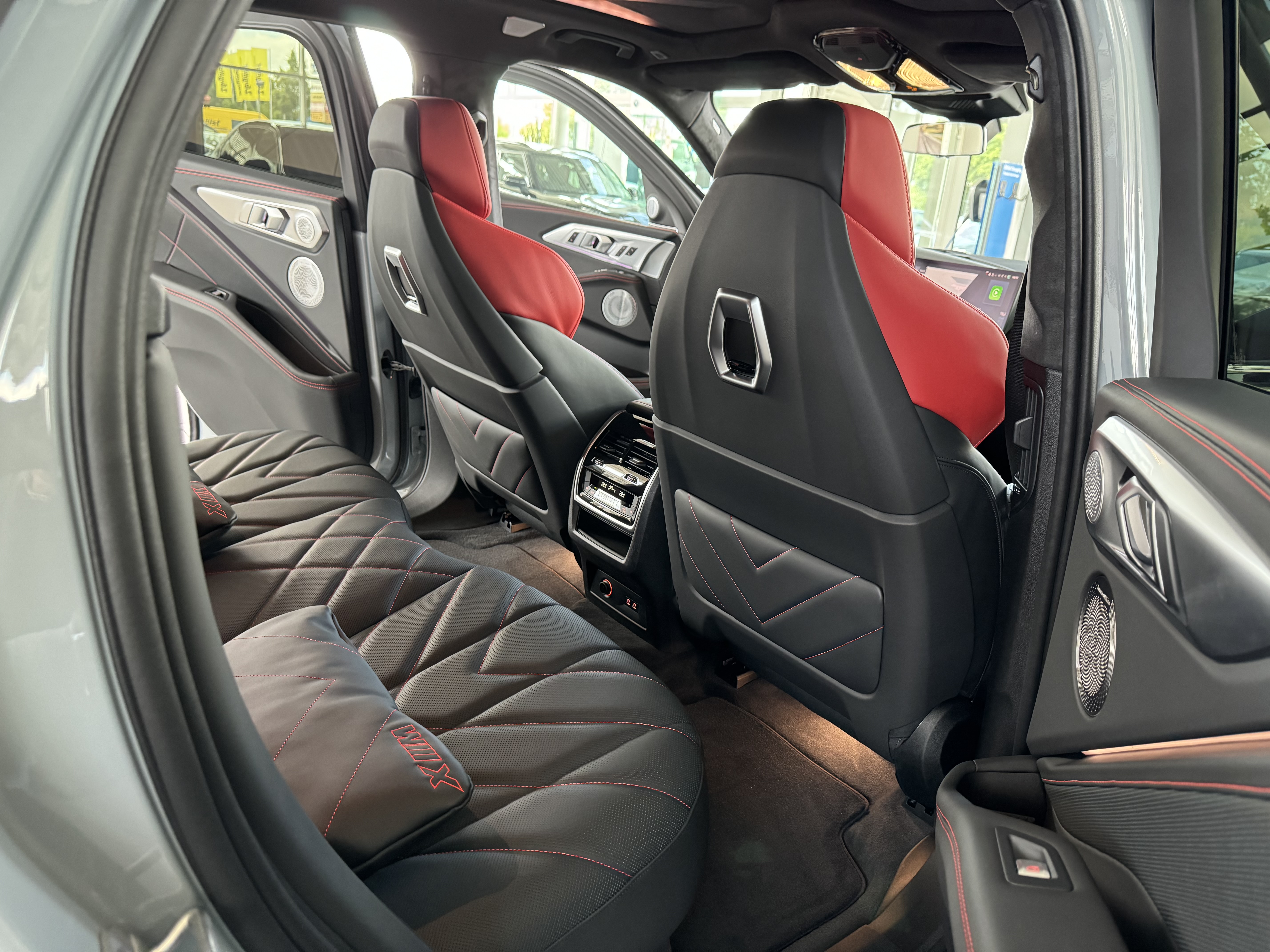 Louez un BMW XM M Red Label à Europe – SUV Hybride Surpuissant et Exclusif