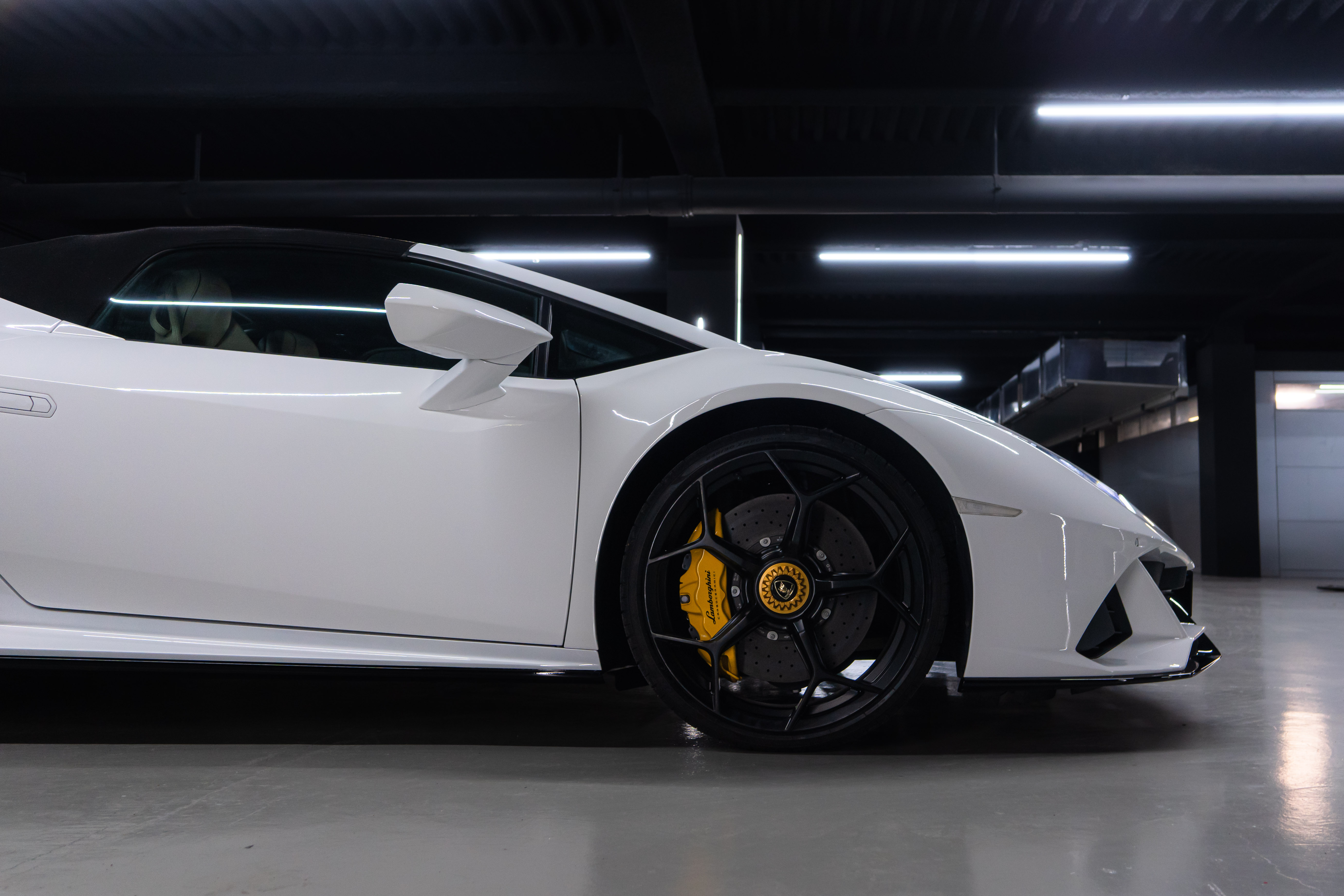 Rent a Huracán Evo Spider in Munich | BillionRent.com