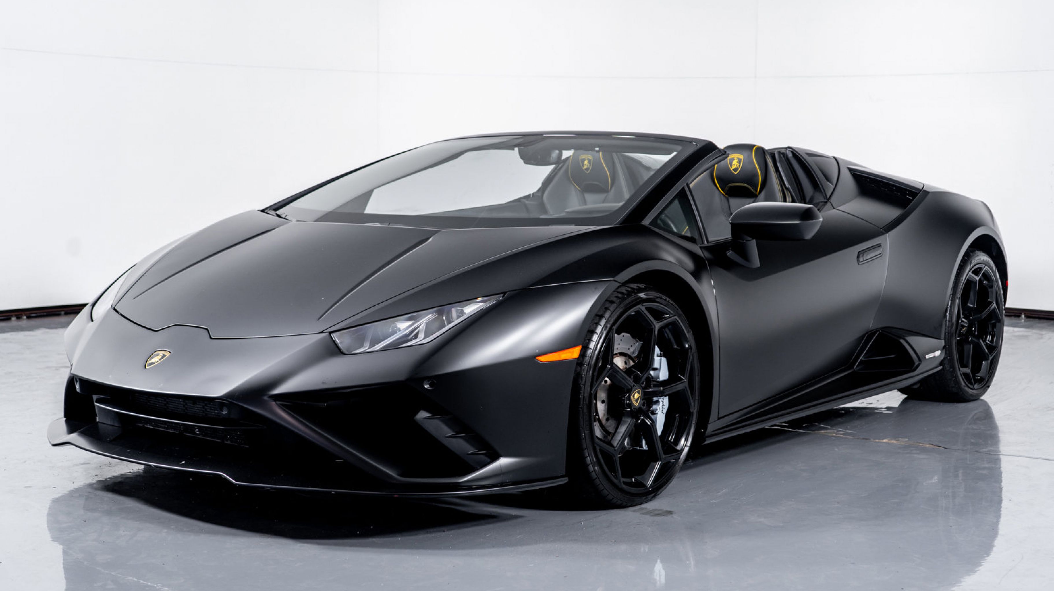 Mieten Sie ein Huracan Evo Spyder in Poprad | BillionRent.com