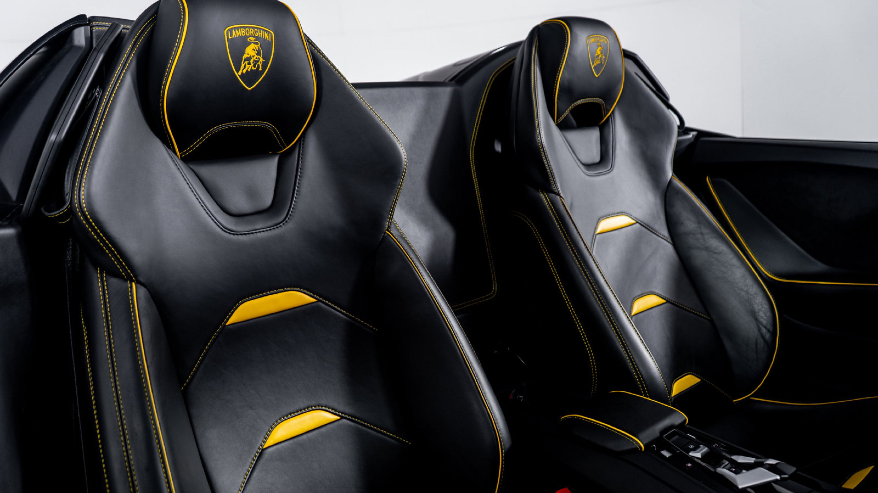 Rent a Huracan Evo Spyder in Crete | BillionRent.com