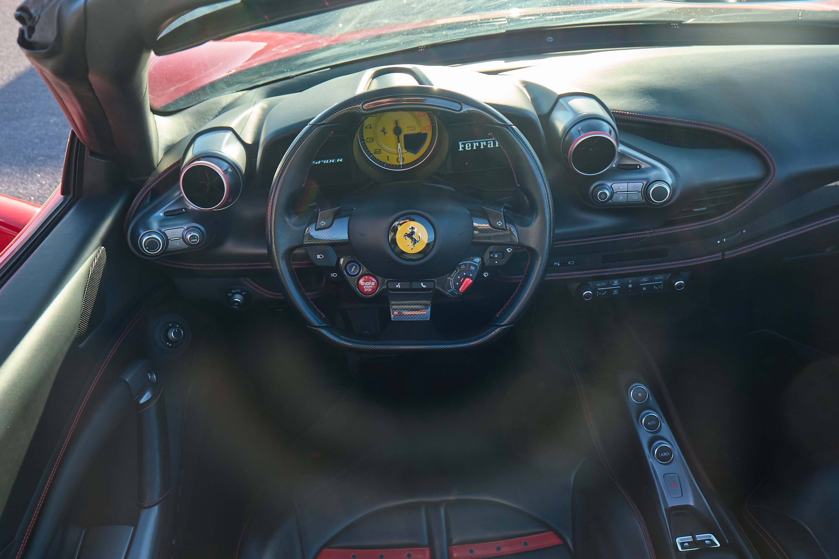 Alugue um Ferrari F8 Spider em Paris – Alta Performance a Céu Aberto