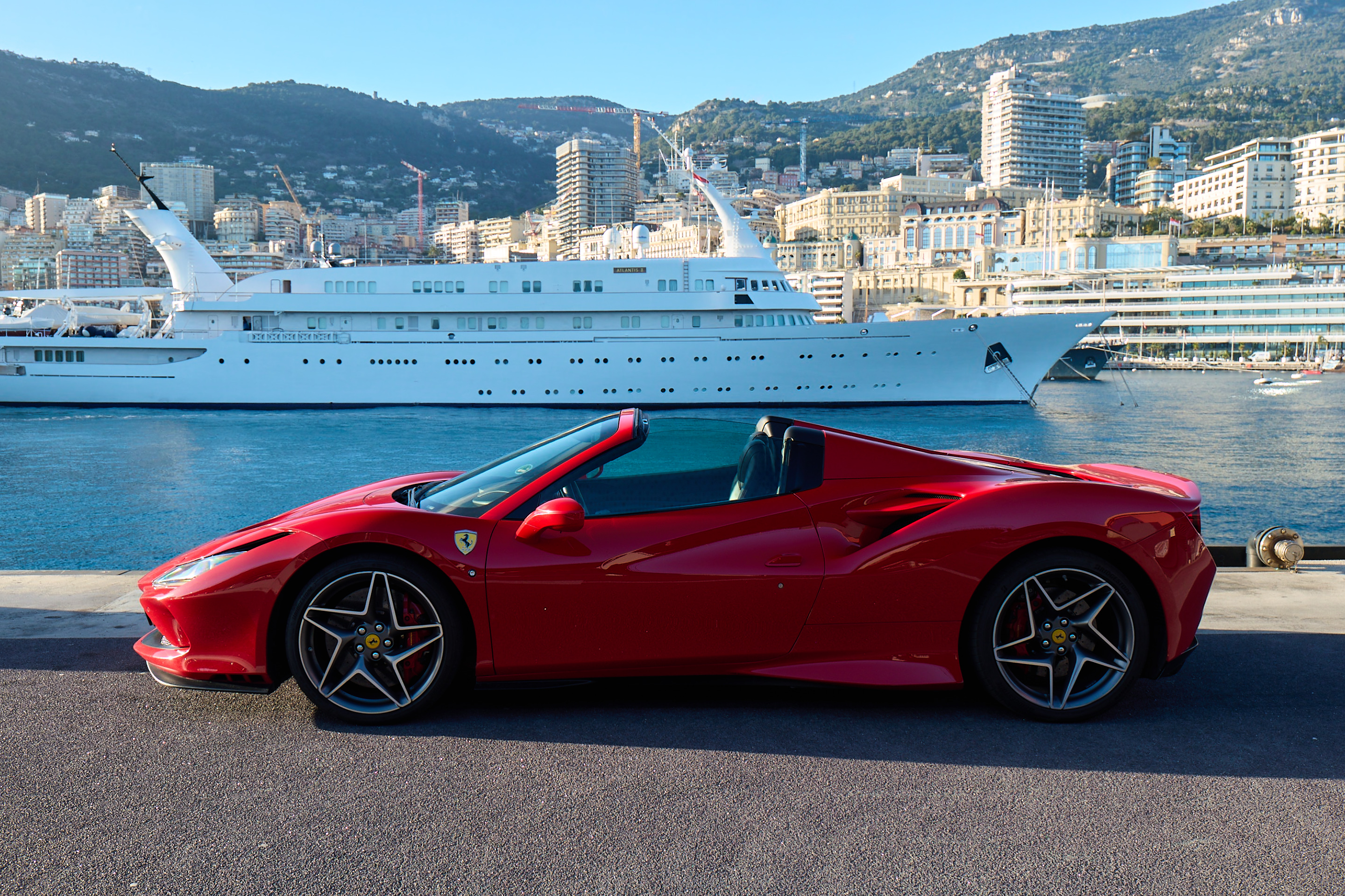 Alugue um Ferrari F8 Spider em Paris – Alta Performance a Céu Aberto