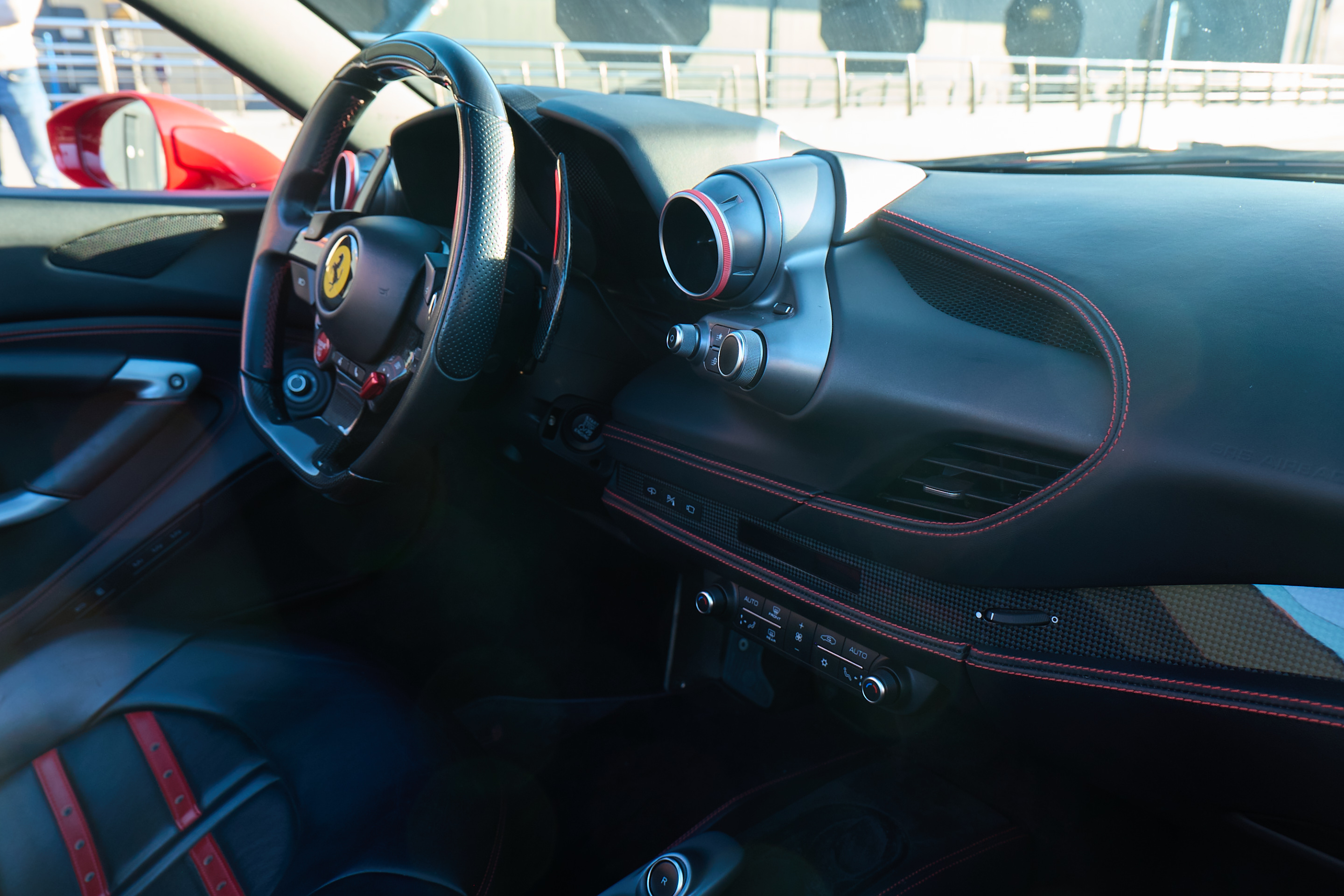 Alugue um Ferrari F8 Spider em Paris – Alta Performance a Céu Aberto