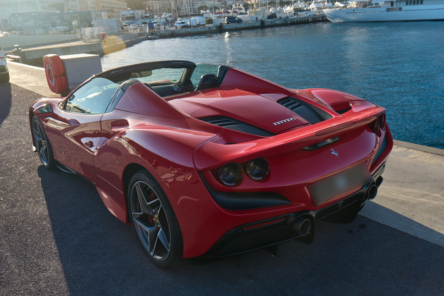 Alugue um Ferrari F8 Spider em Paris – Alta Performance a Céu Aberto
