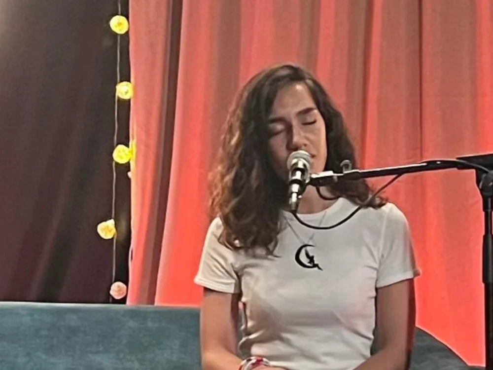 A professional female singer for your RnB song | Upwork