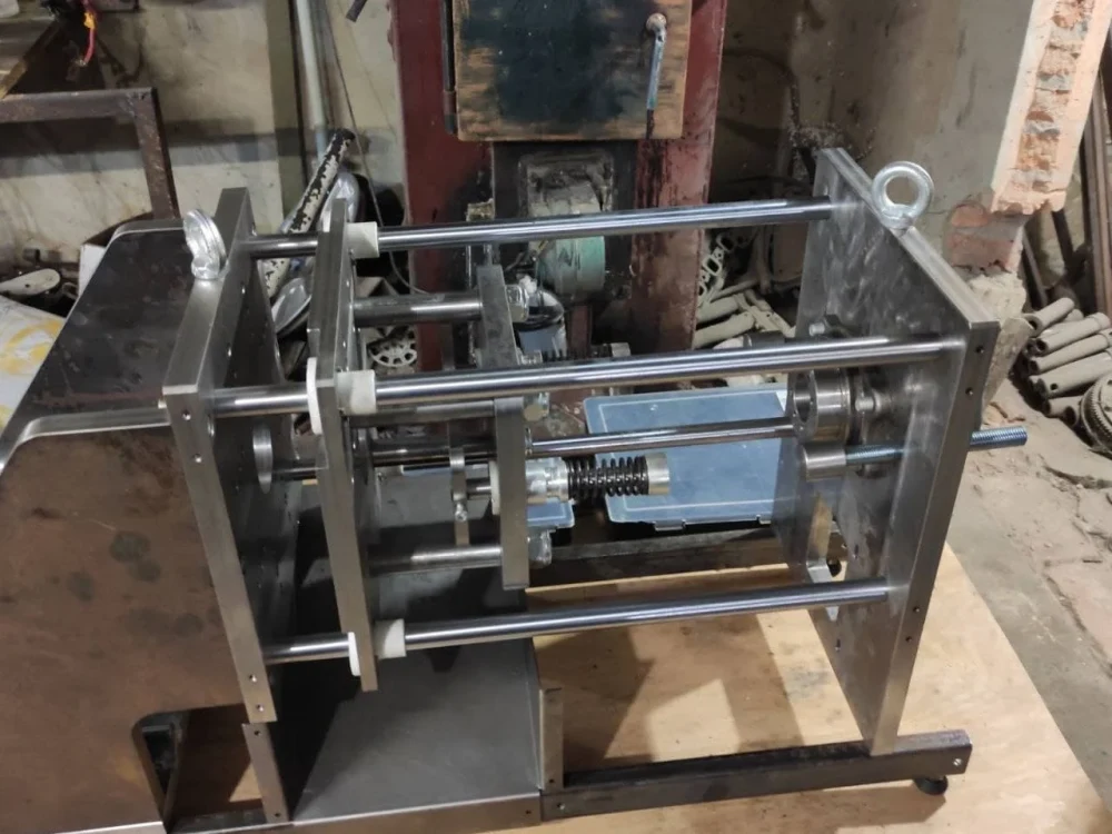 Mini injection molding machine for automatic molding of plastic parts ...