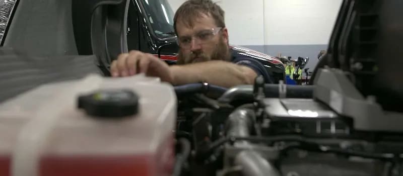 What Is a Mobile Diesel Mechanic? | UTI