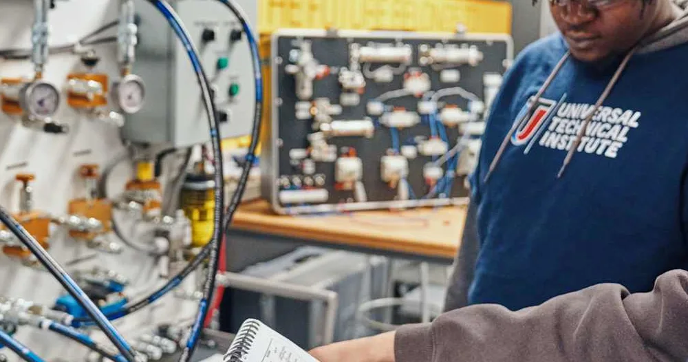 Robotics Technician Career Paths & Salaries | UTI