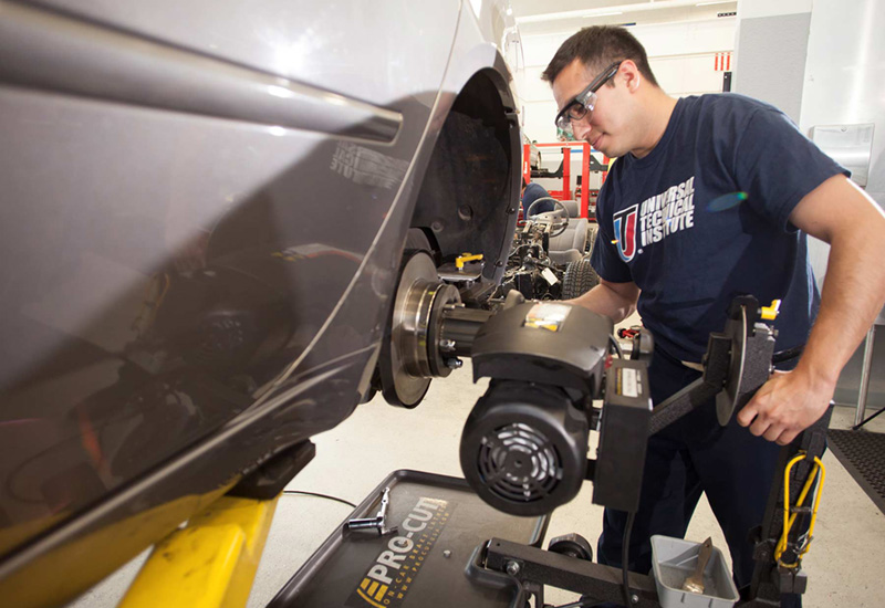 Automotive Mechanic School in Dallas/Fort Worth, TX | UTI