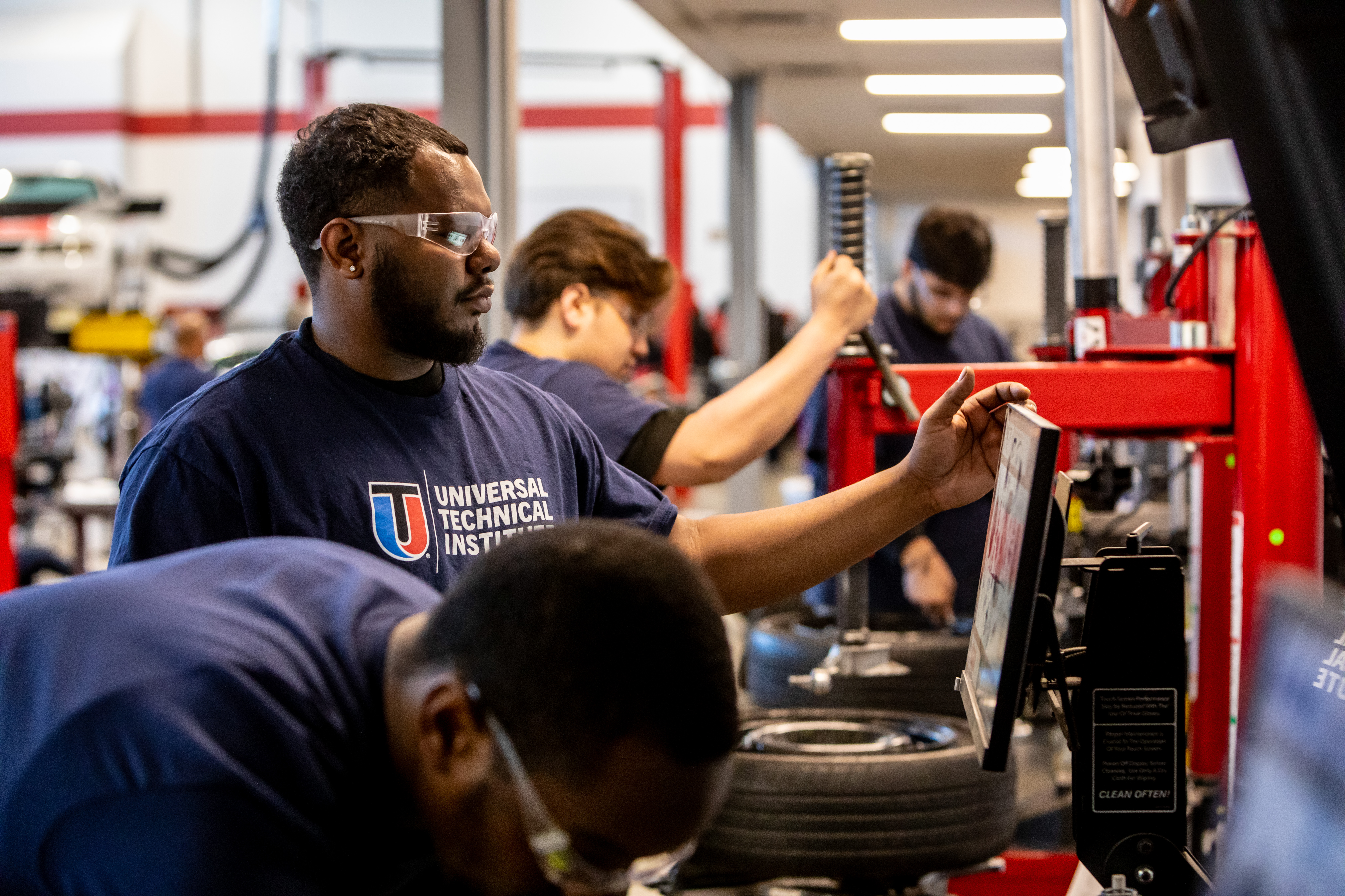 Wheel Alignment vs. Balancing: Key Differences | UTI