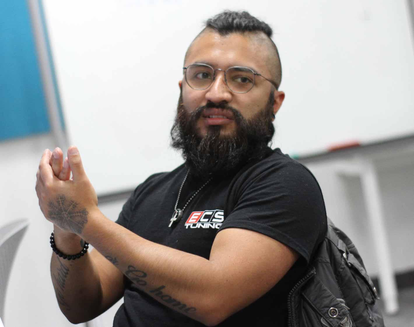 Alan Morales prueba software para ingeniería de sonido y producción ...