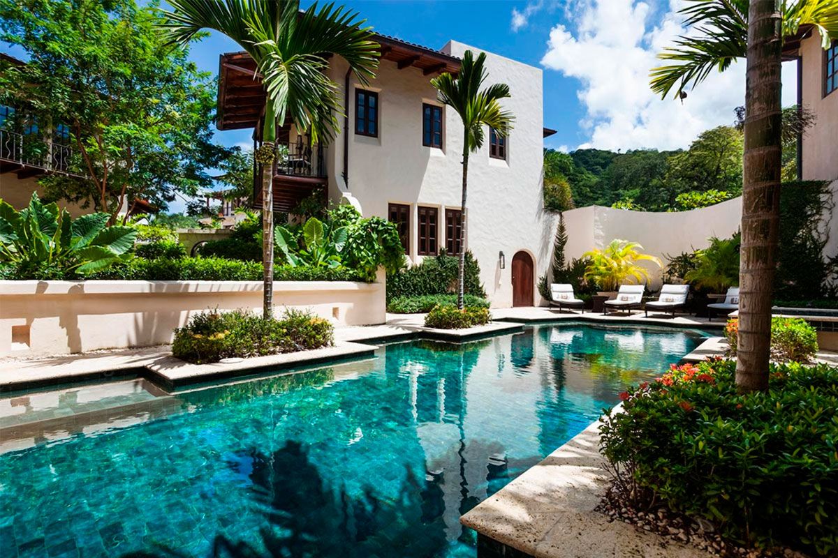 Six bedroom home with large pool and abundant space in Casa Brewer