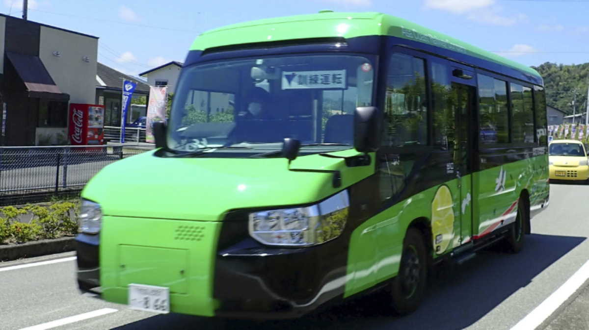 Japan to get world's first bus that goes on road and railway tracks ...