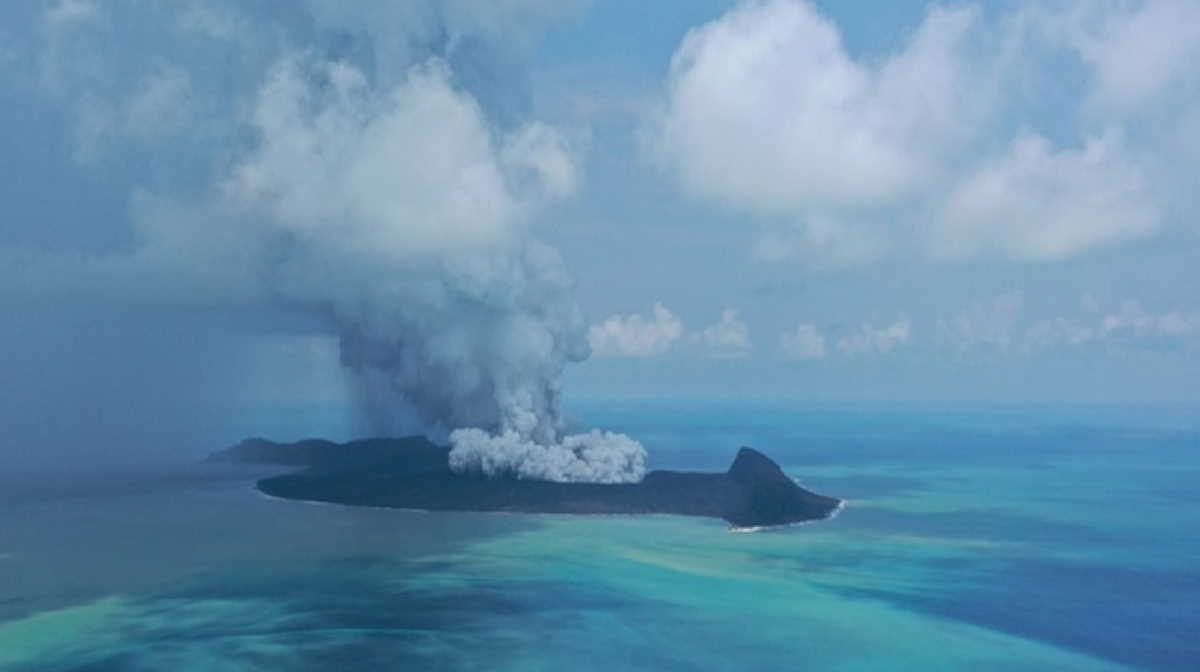 Underwater volcano Hunga-Tonga-Hunga-Ha'apai erupts, tsunami alert for ...