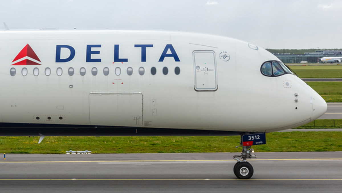 Delta aircraft landing did not go as planned, hit runway lights at Amsterdam Airport Schiphol ...