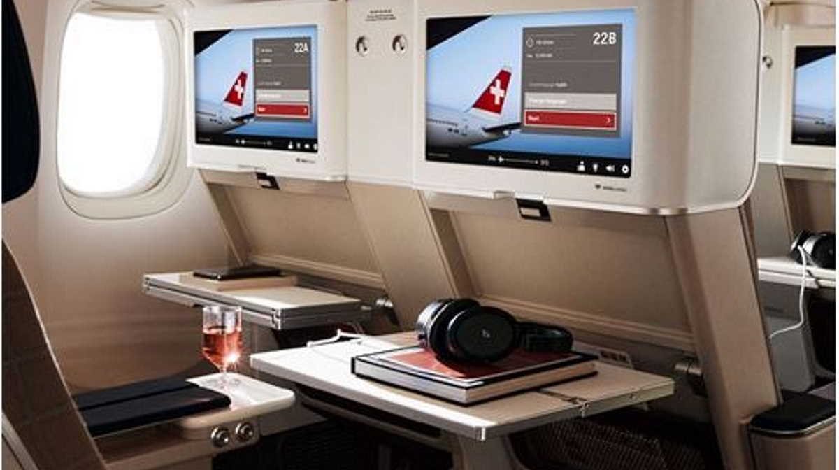 SWISS presents its first aircraft with Premium Economy Class ...