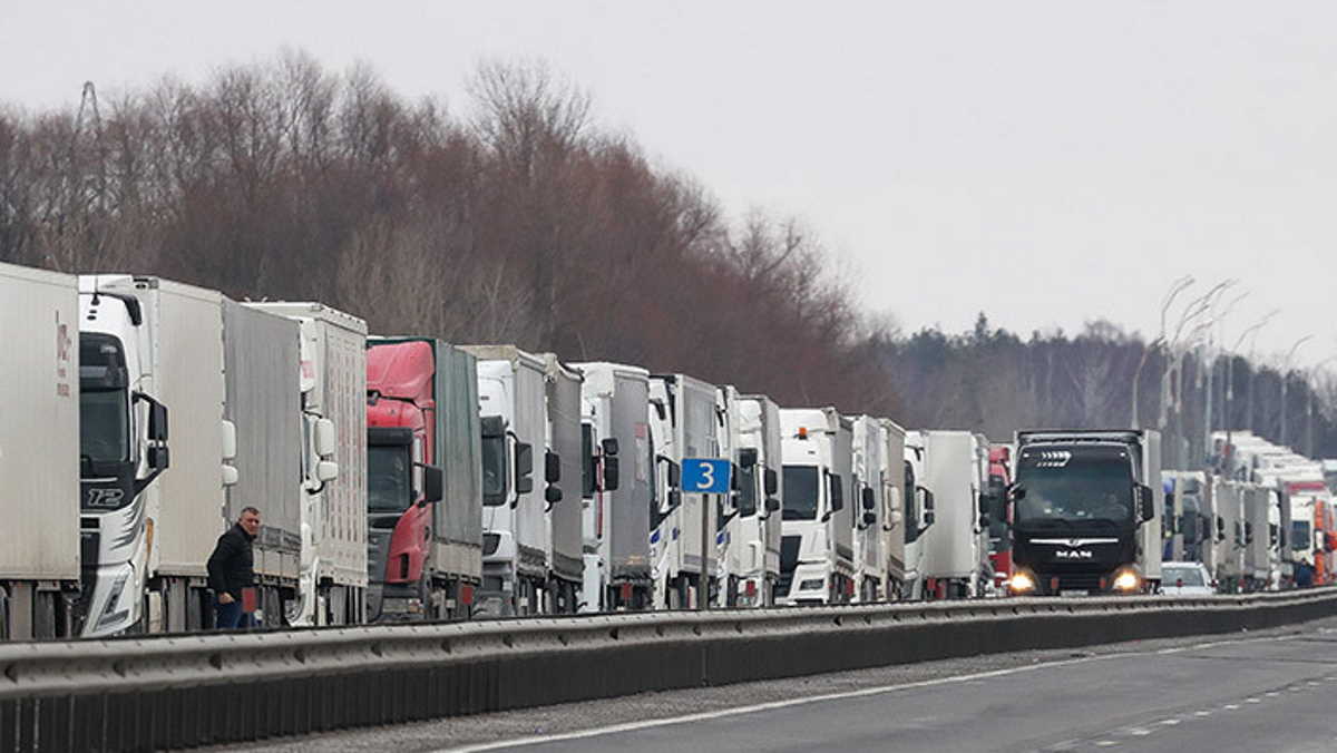 Almost 900 vehicles in line to leave Belarus for EU, Belarusian State ...
