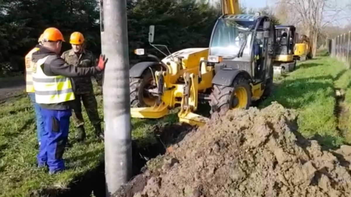 Poland starts building electronic barrier on border with Russia's ...