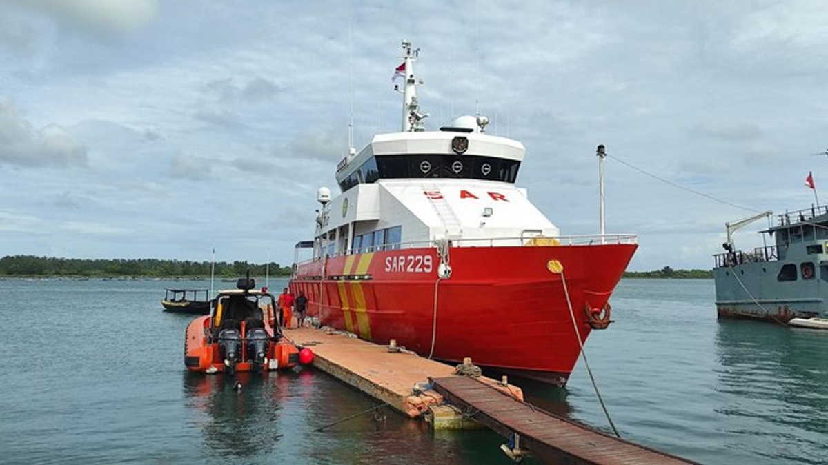 Indonesian fishing ship capsizes in Indian Ocean, 1 dead, 9 missing ...