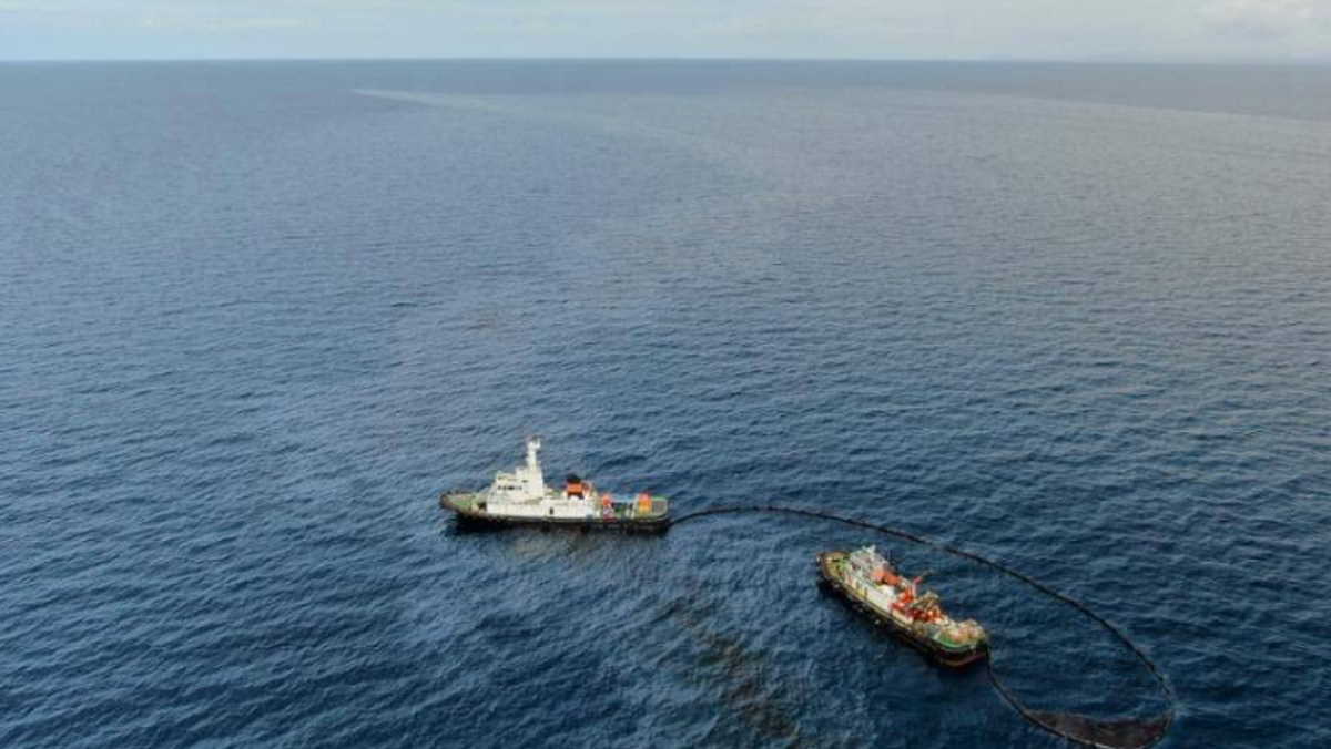 Philippines beefs up efforts to contain oil leak from sunken tanker ...