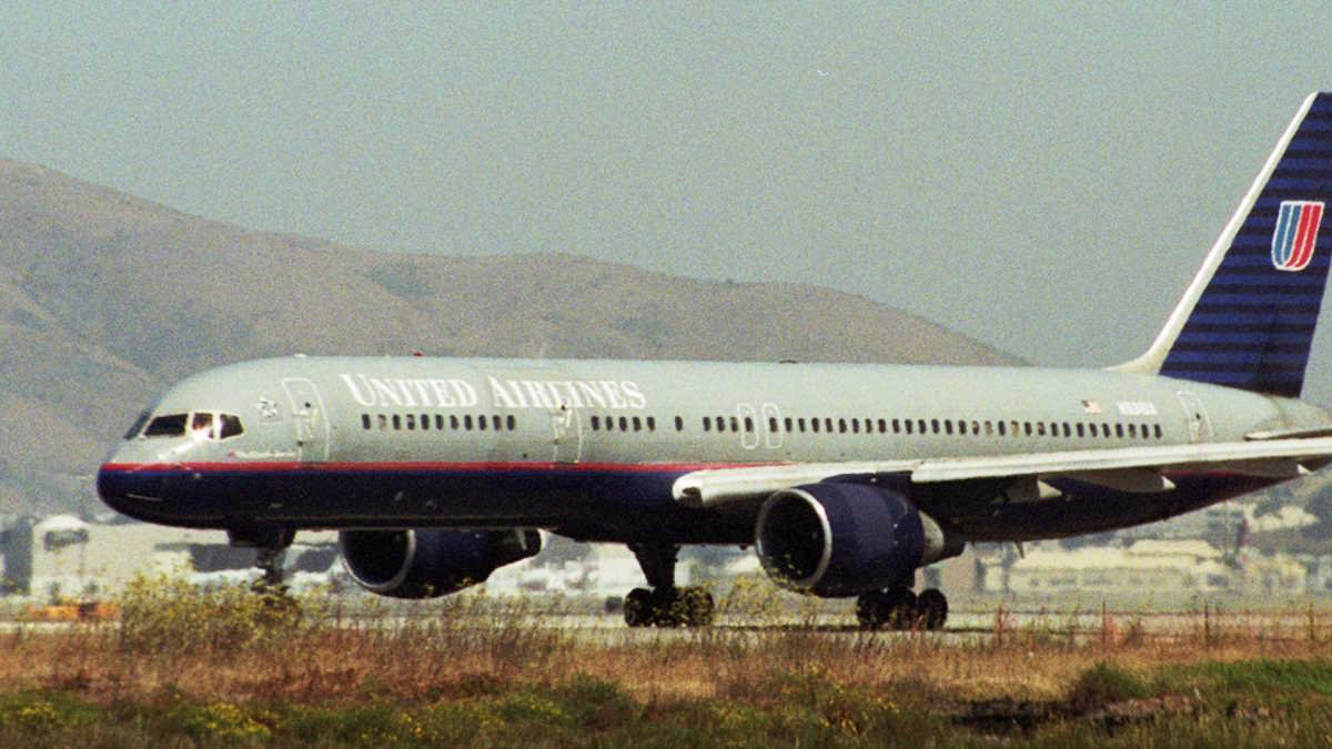 United Airlines Boeing 757 flight makes emergency landing due to wing ...