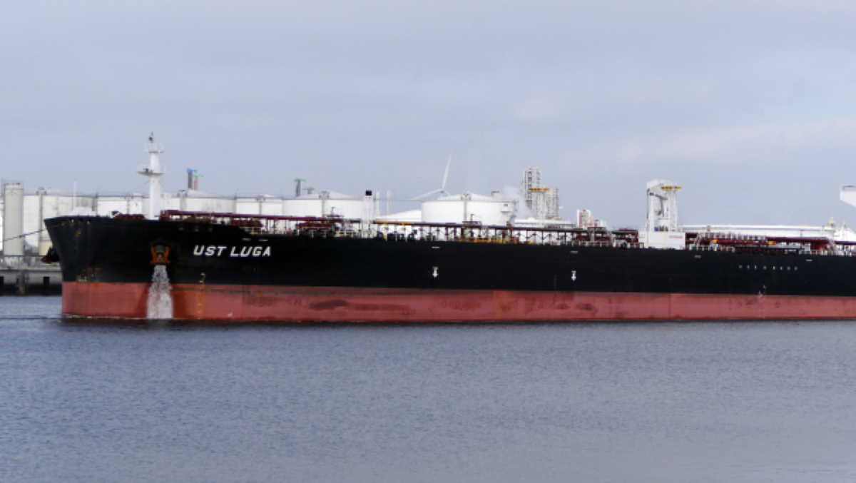 Greenpeace blocks tanker from delivering Russian oil to Norway | News ...