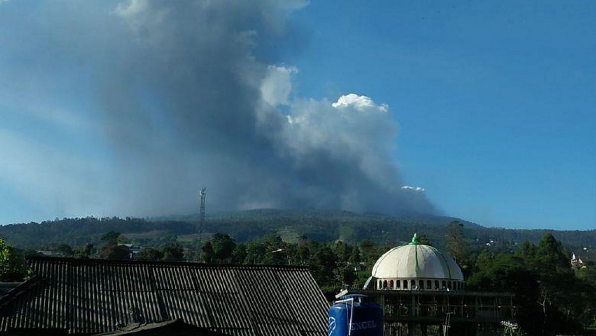 Indonesia: Volcano erupts near Bandung city | News | POST Online Media