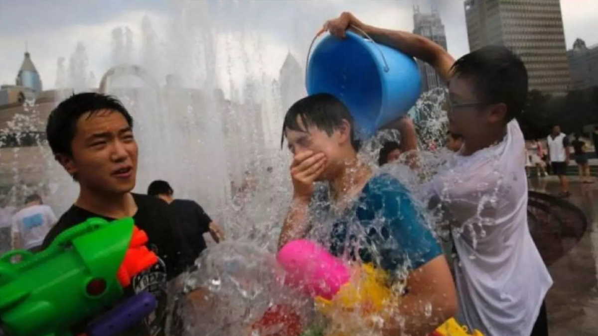 Dozens of Chinese cities on heatwave alert as roofs melt, roads buckle ...