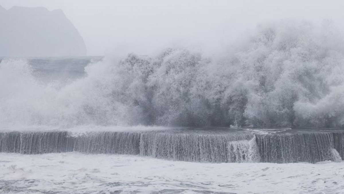 44 injured, thousands left without power as Typhoon Haikui hits Taiwan ...