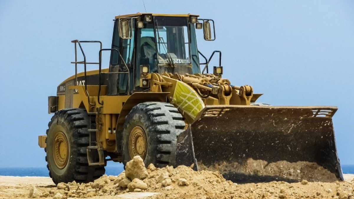 Pilot program to introduce heavy equipment operating skills to Canadian ...