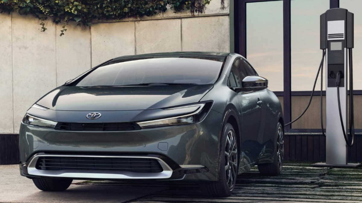 2023 Toyota Prius Prime, solar panel roof and reliability | Sea, Land ...