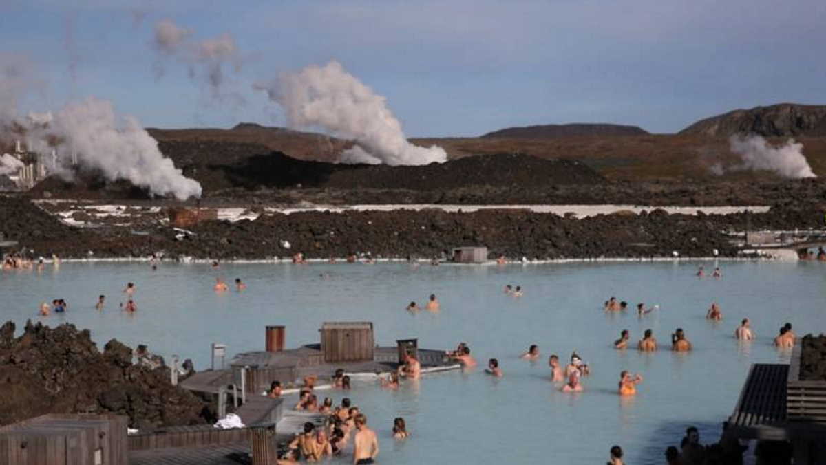 Thousands evacuate Iceland's Grindavik amid risk of volcano eruption ...